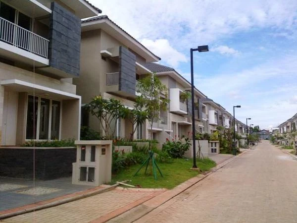 Pilih Rumah Real Estate atau di Luar Real Estate?